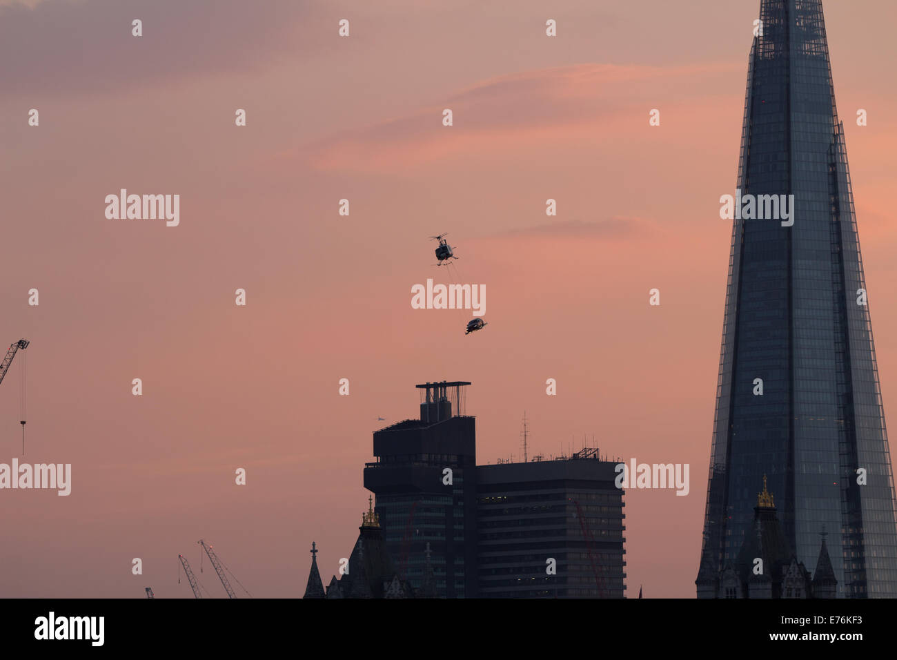 Helicopter london skyline hi-res stock photography and images - Alamy