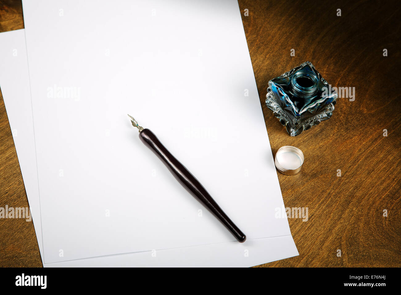 Quill pen ink well paper hi-res stock photography and images - Alamy