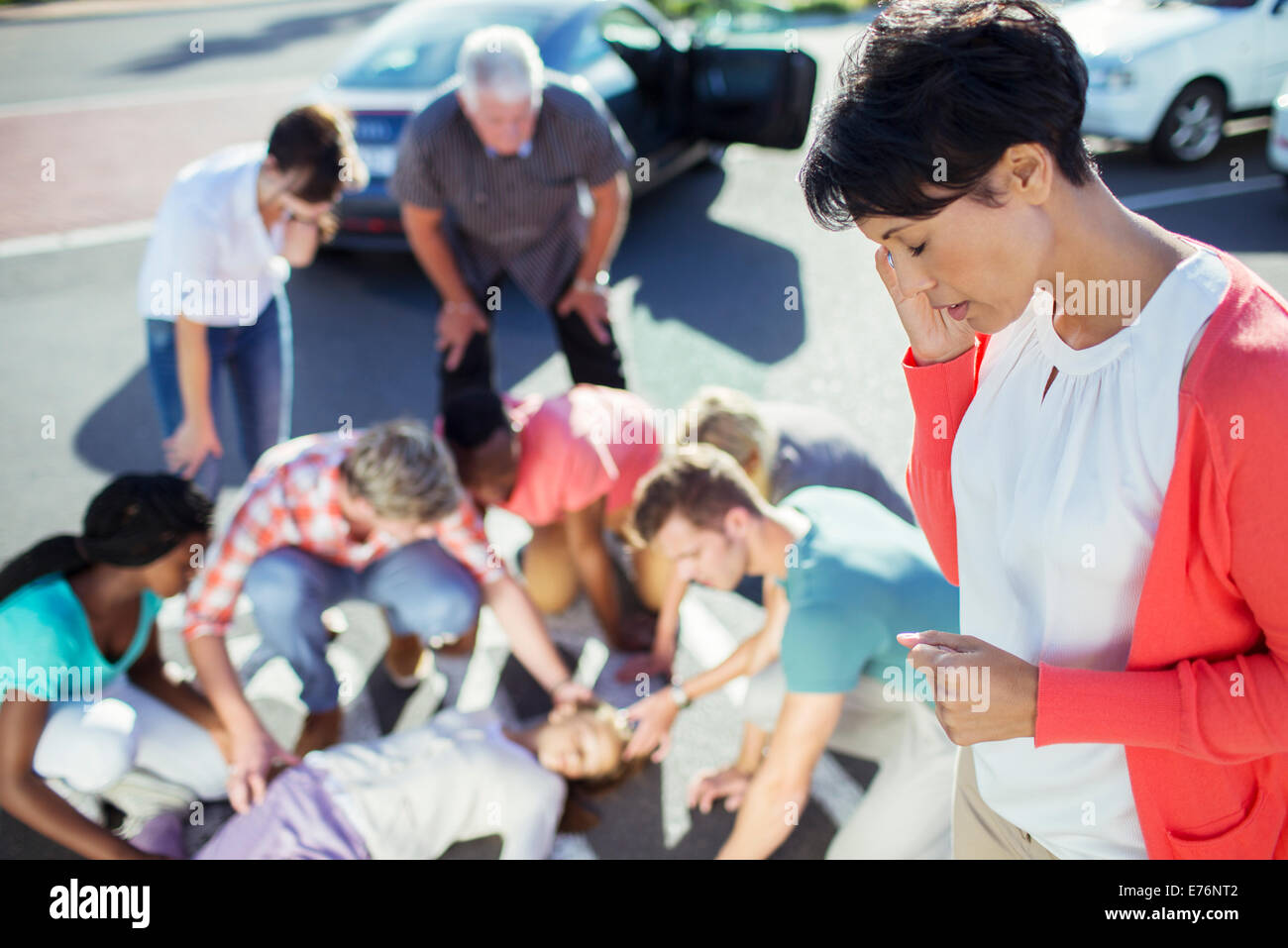 Man calling 911 car accident hi-res stock photography and images - Alamy