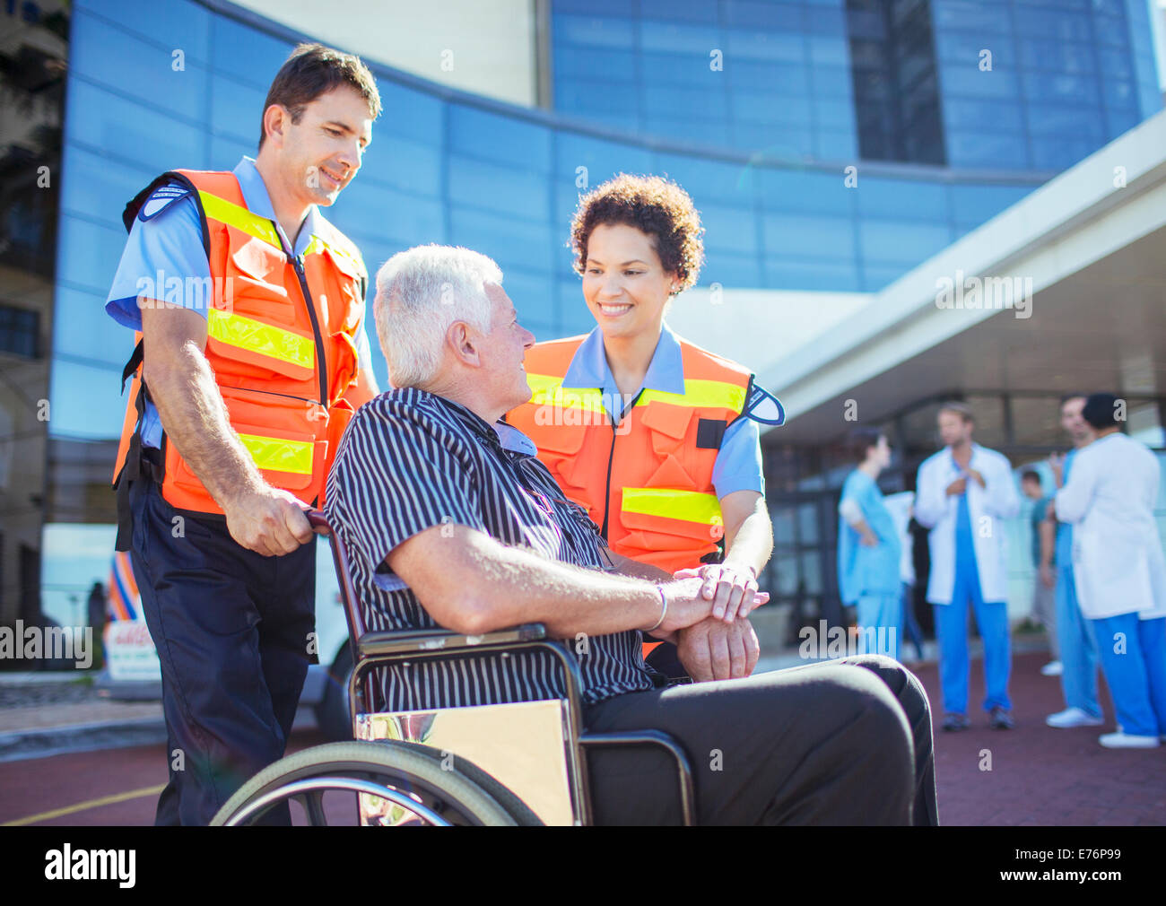 Paramedics talking to patient outside hospital Stock Photo - Alamy