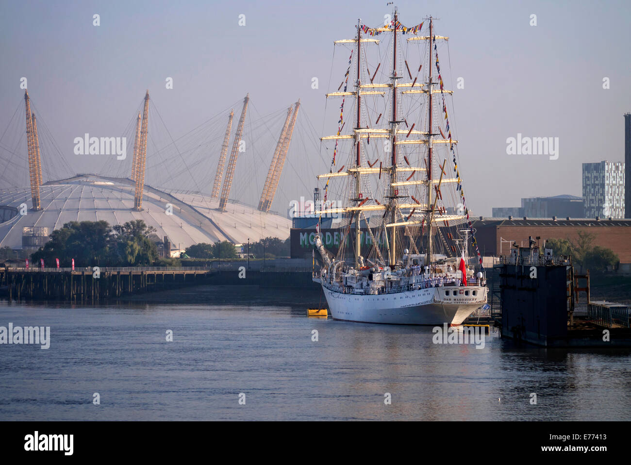 Historic london ships hi-res stock photography and images - Alamy