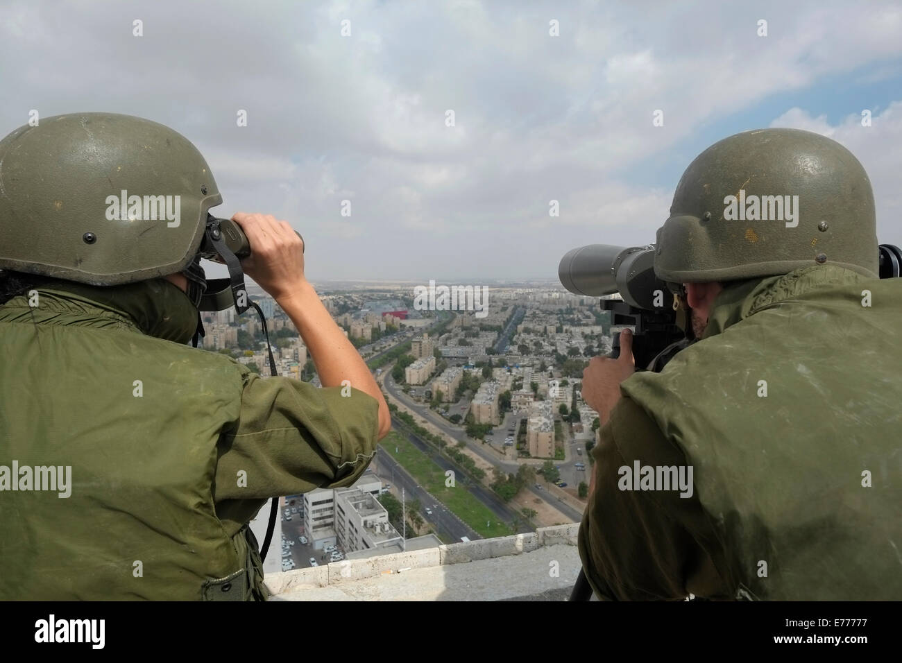 Idf binoculars hi-res stock photography and images - Alamy
