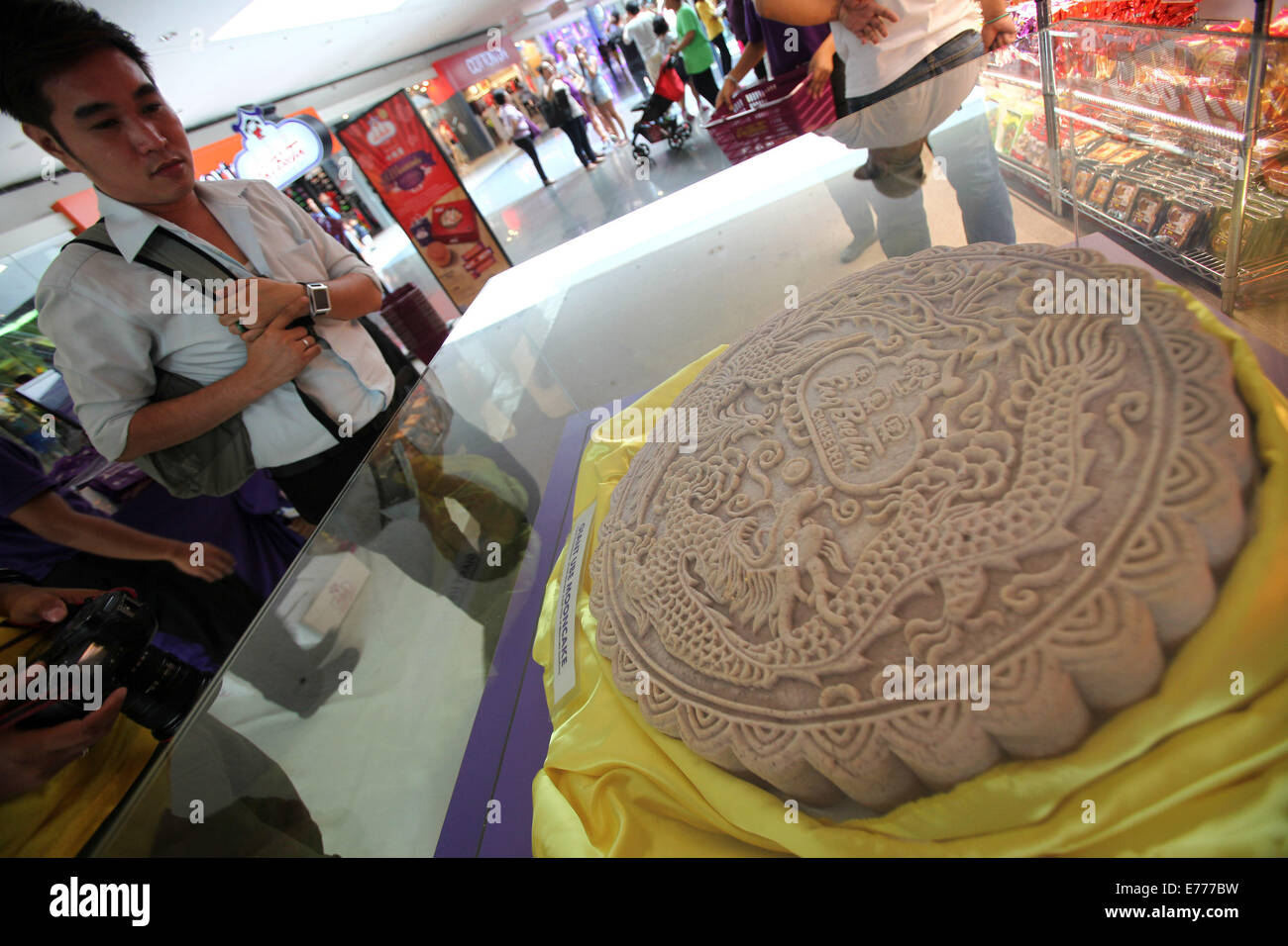 Giant mooncake hi-res stock photography and images - Alamy