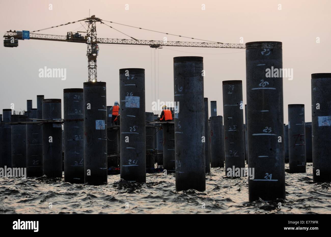 Jakarta, Indonesia. 8th Sep, 2014. Indonesian labours work on a new ...