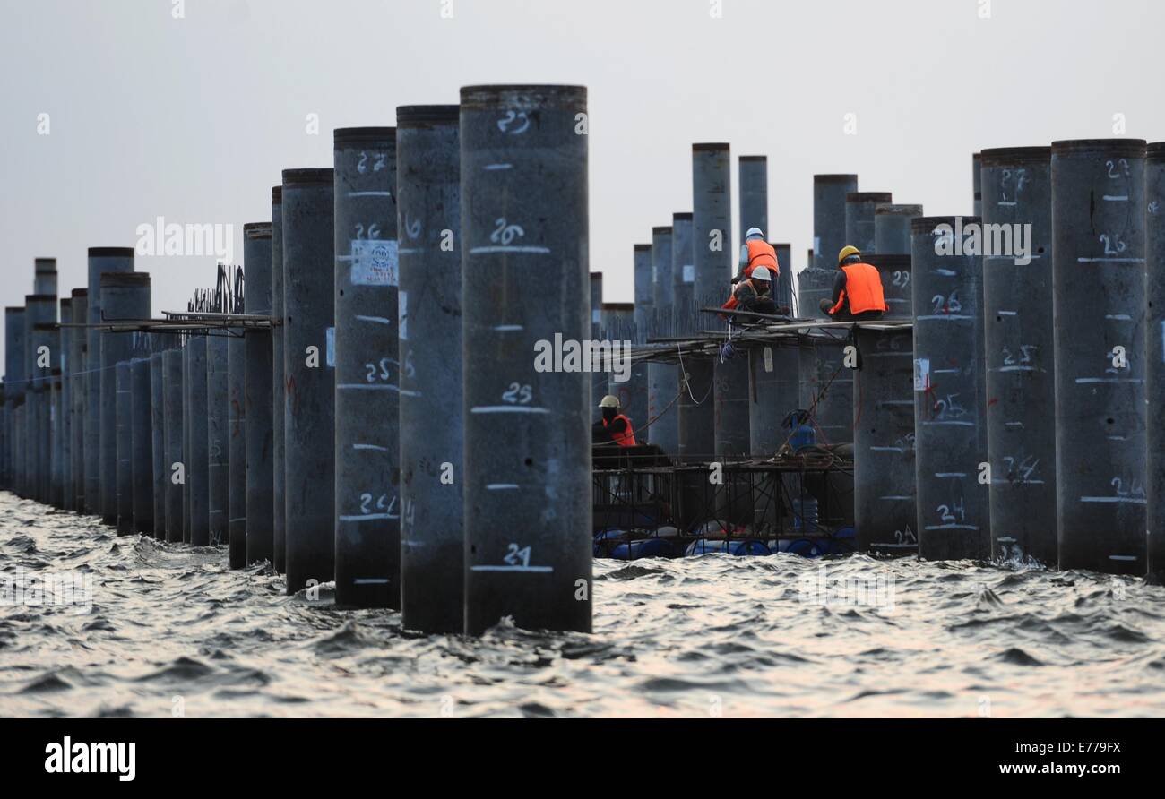Jakarta, Indonesia. 8th Sep, 2014. Indonesian labours work on a new ...