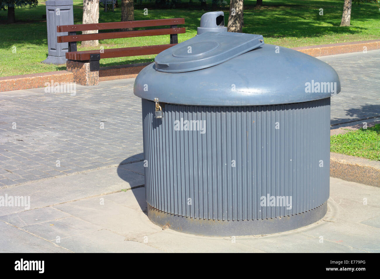 Dustbin and nobody hi-res stock photography and images - Alamy