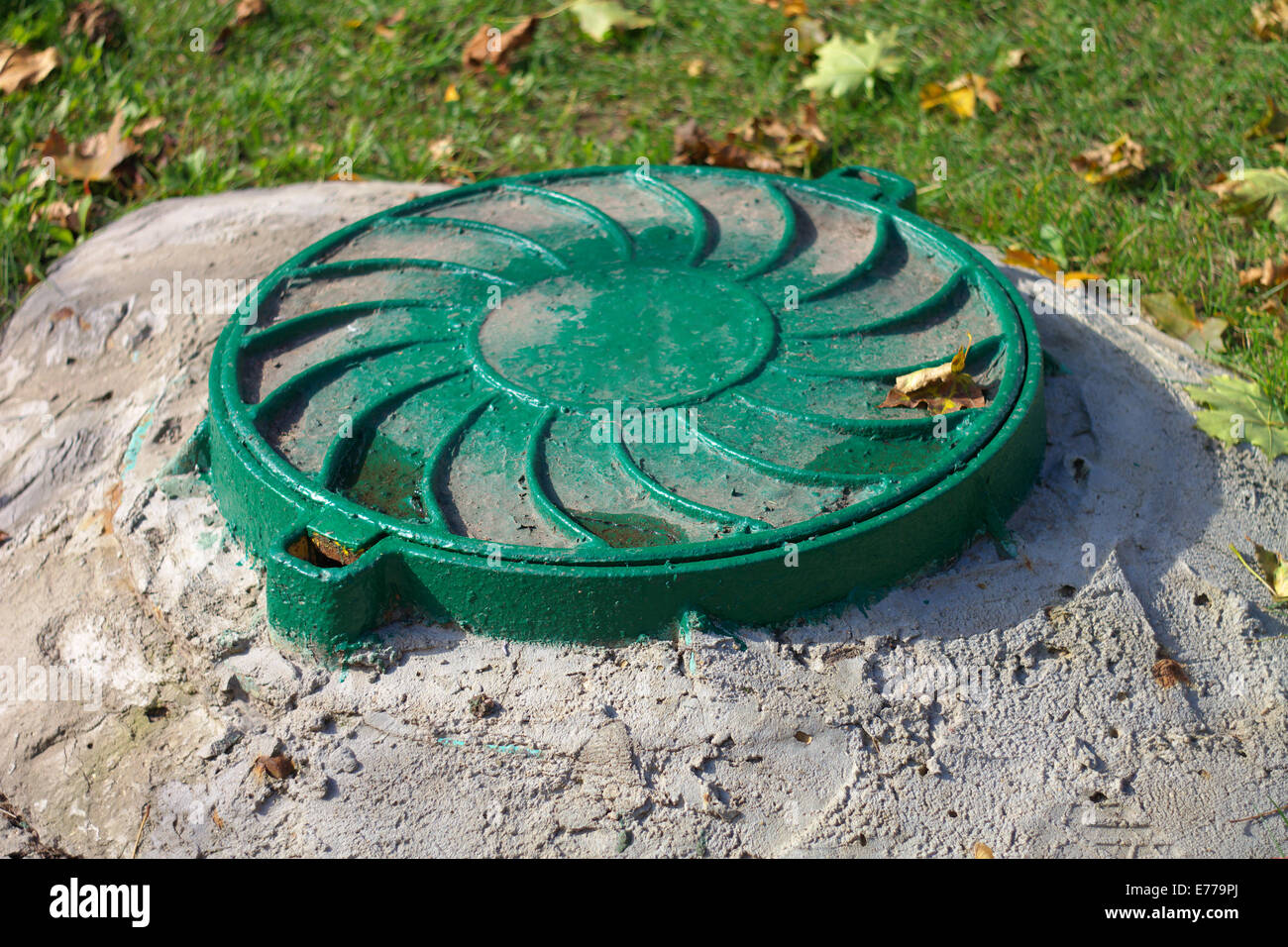 Green manhole hi-res stock photography and images - Alamy