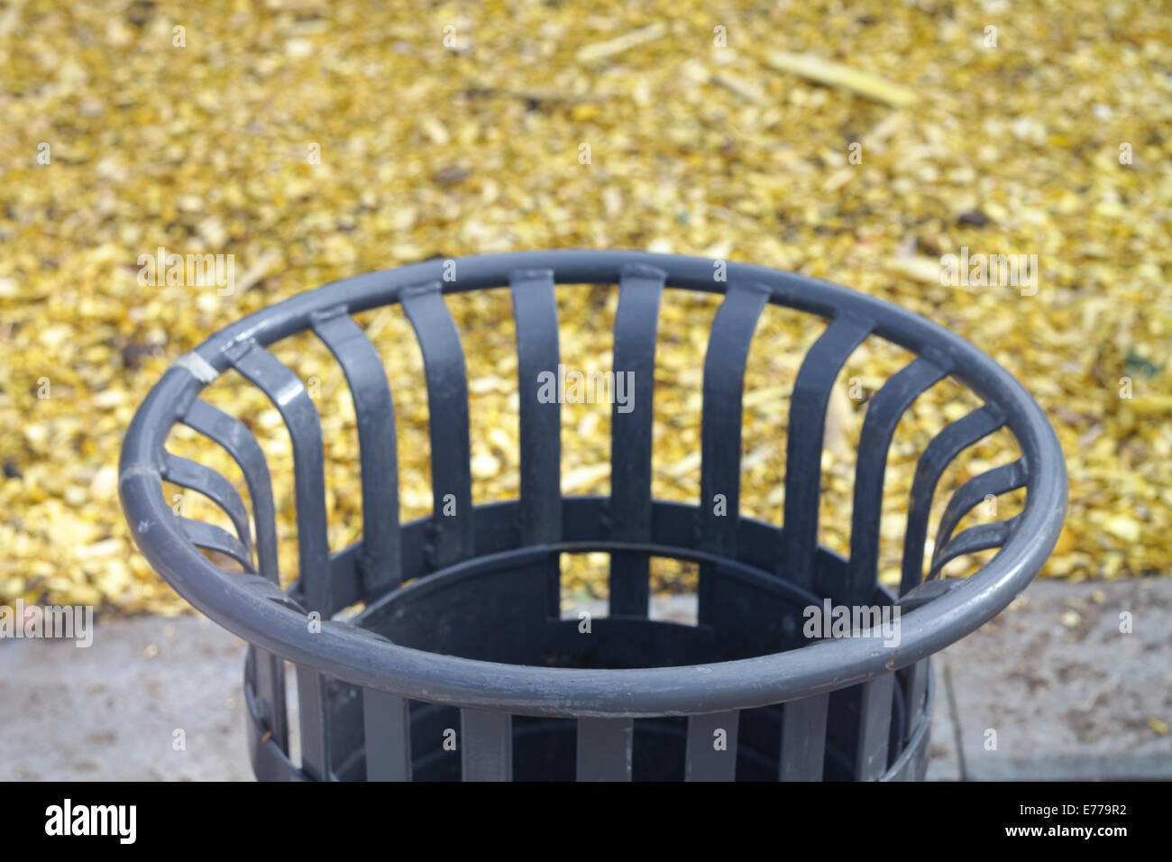 empty recycle bin Stock Photo - Alamy