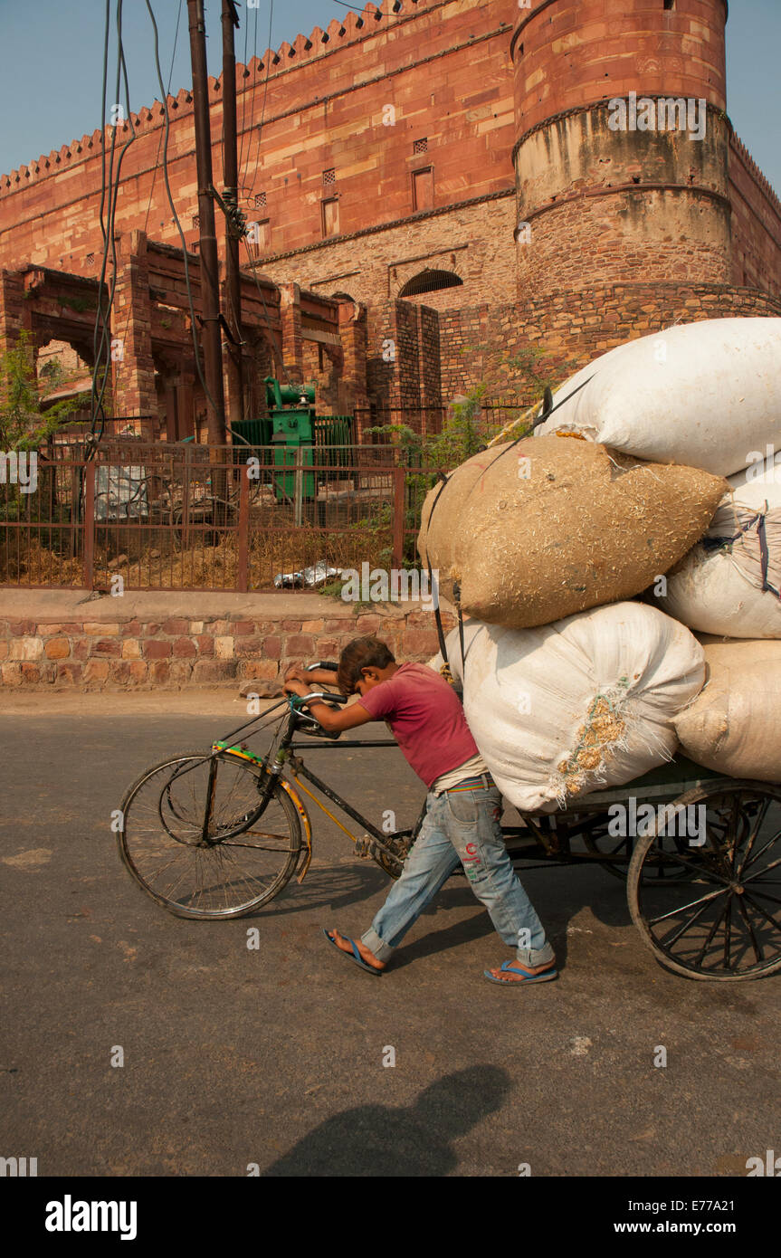 Pushing a heavy load hi-res stock photography and images - Alamy