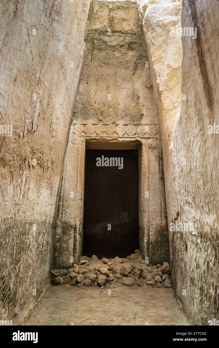 Tomb entrance hi-res stock photography and images - Alamy