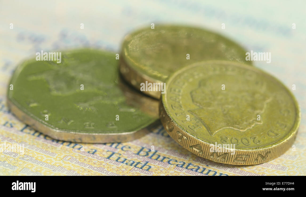 Pound coins and bank notes hi-res stock photography and images - Alamy
