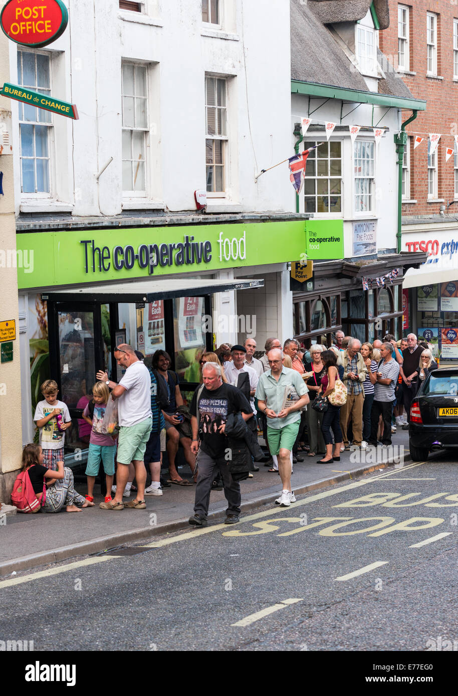 Long queue of people hi-res stock photography and images - Alamy