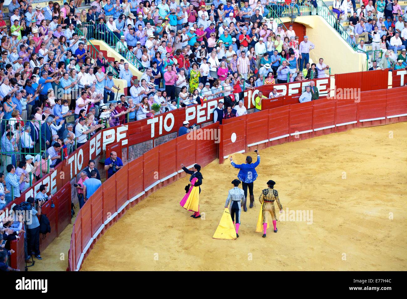 Bullfight crowd hi-res stock photography and images - Alamy