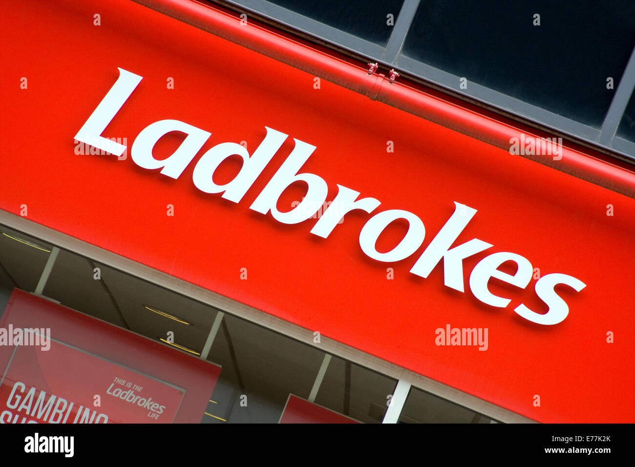 Bookmakers sign hi-res stock photography and images - Alamy