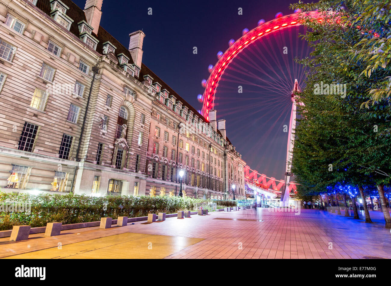 London embankment at night hi-res stock photography and images - Alamy