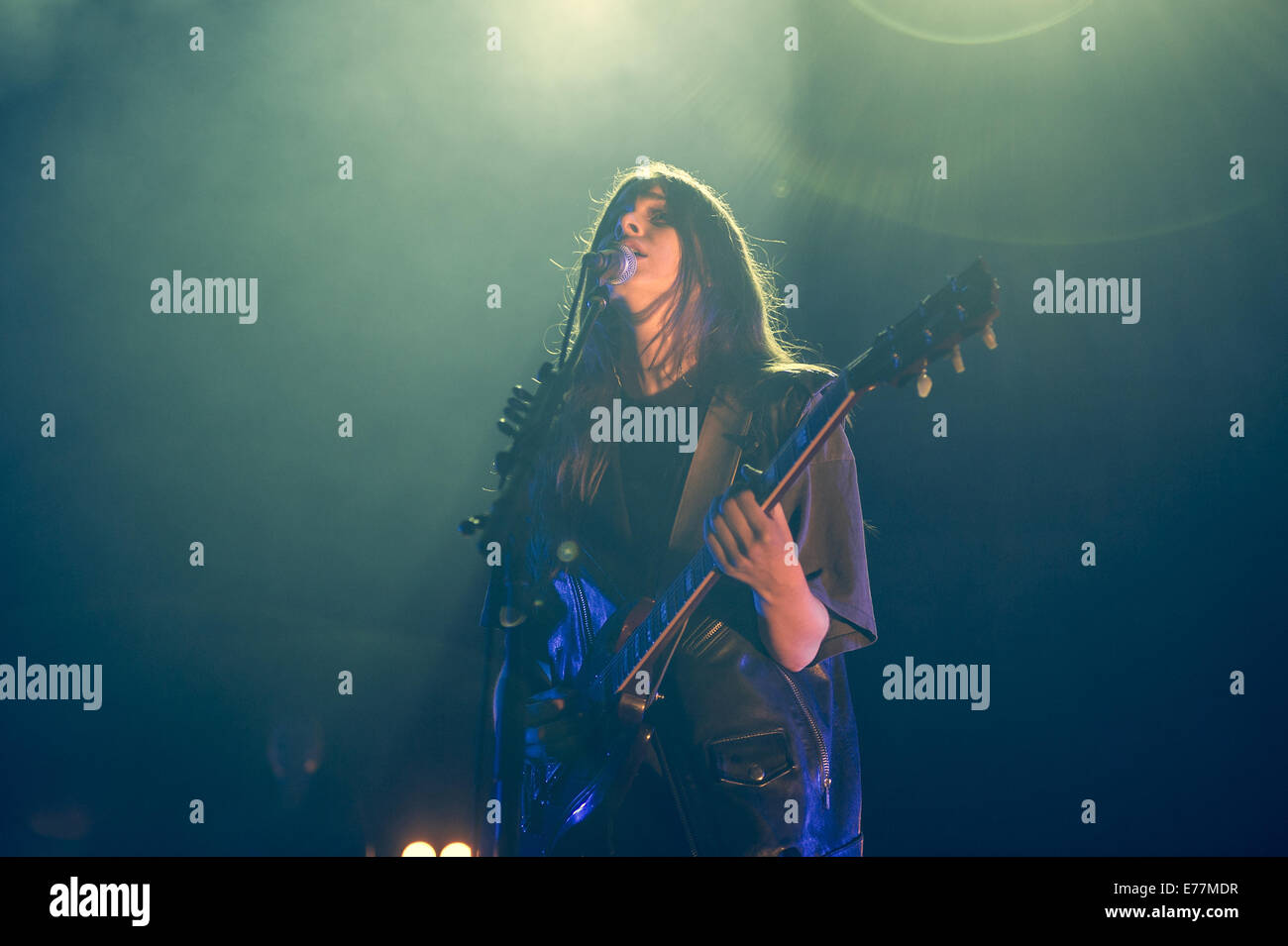 Haim band live hi-res stock photography and images - Alamy