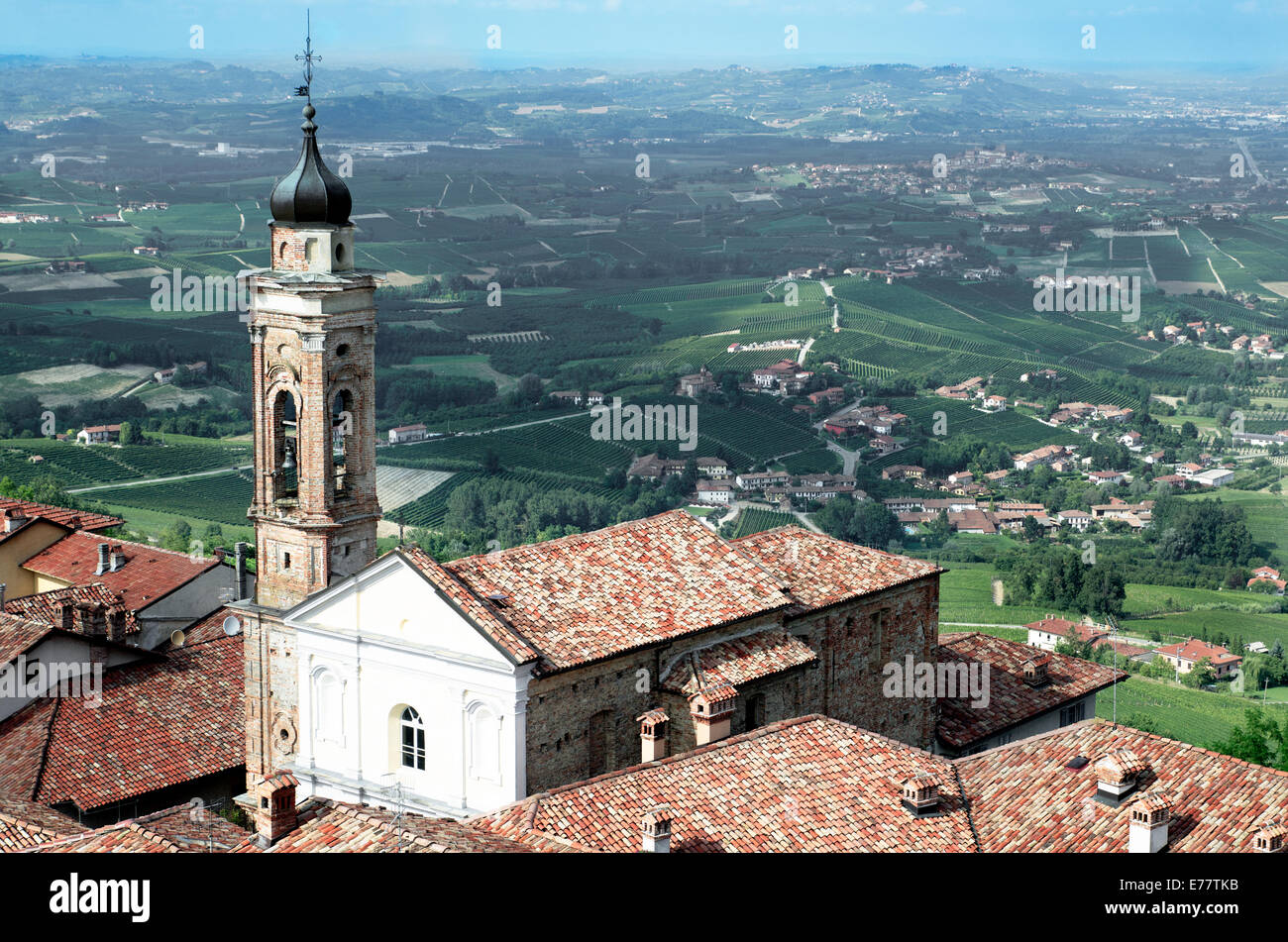 Italian city on a hill hi-res stock photography and images - Alamy