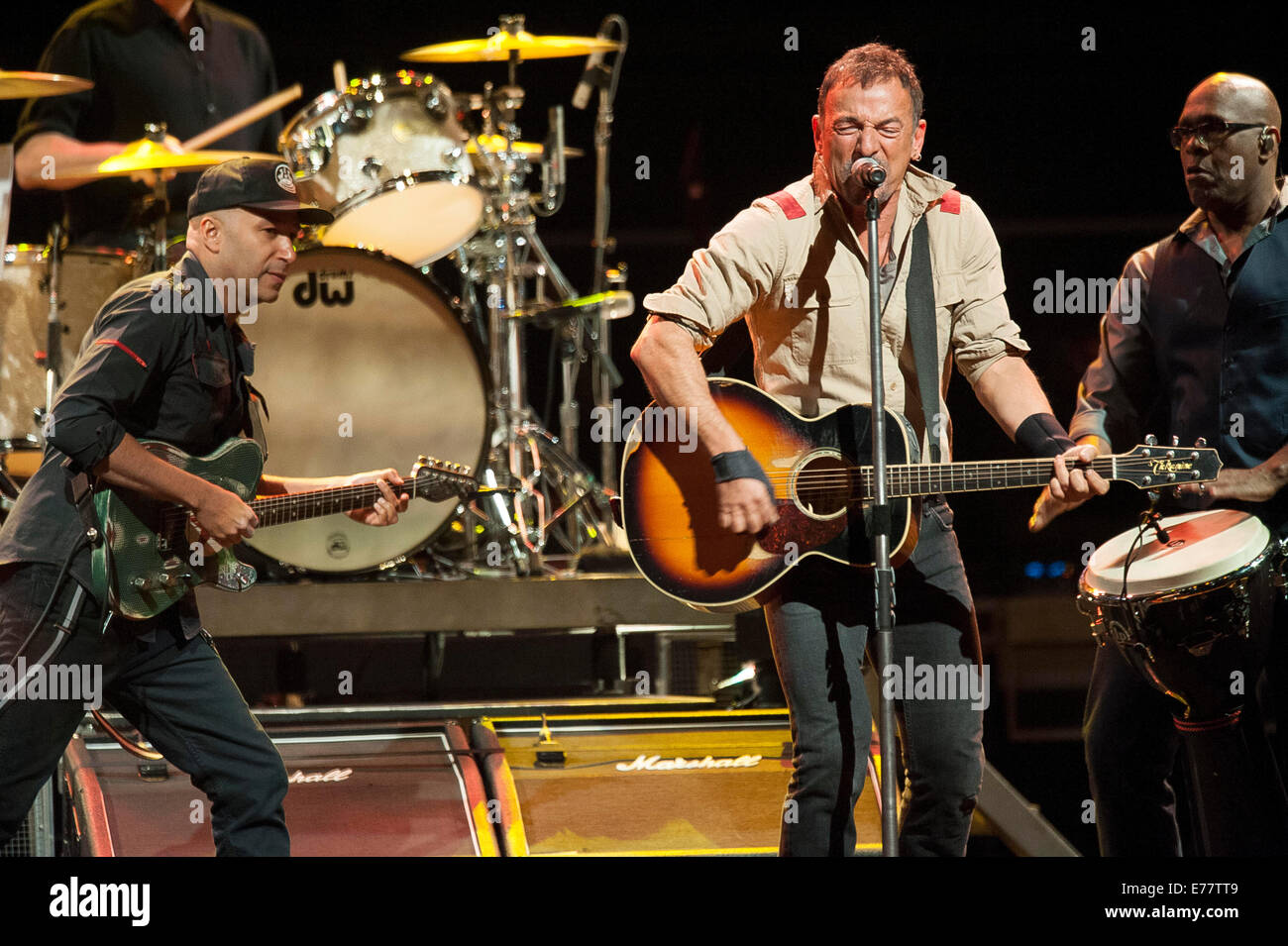 Bruce springsteen and tom morello hi-res stock photography and images ...