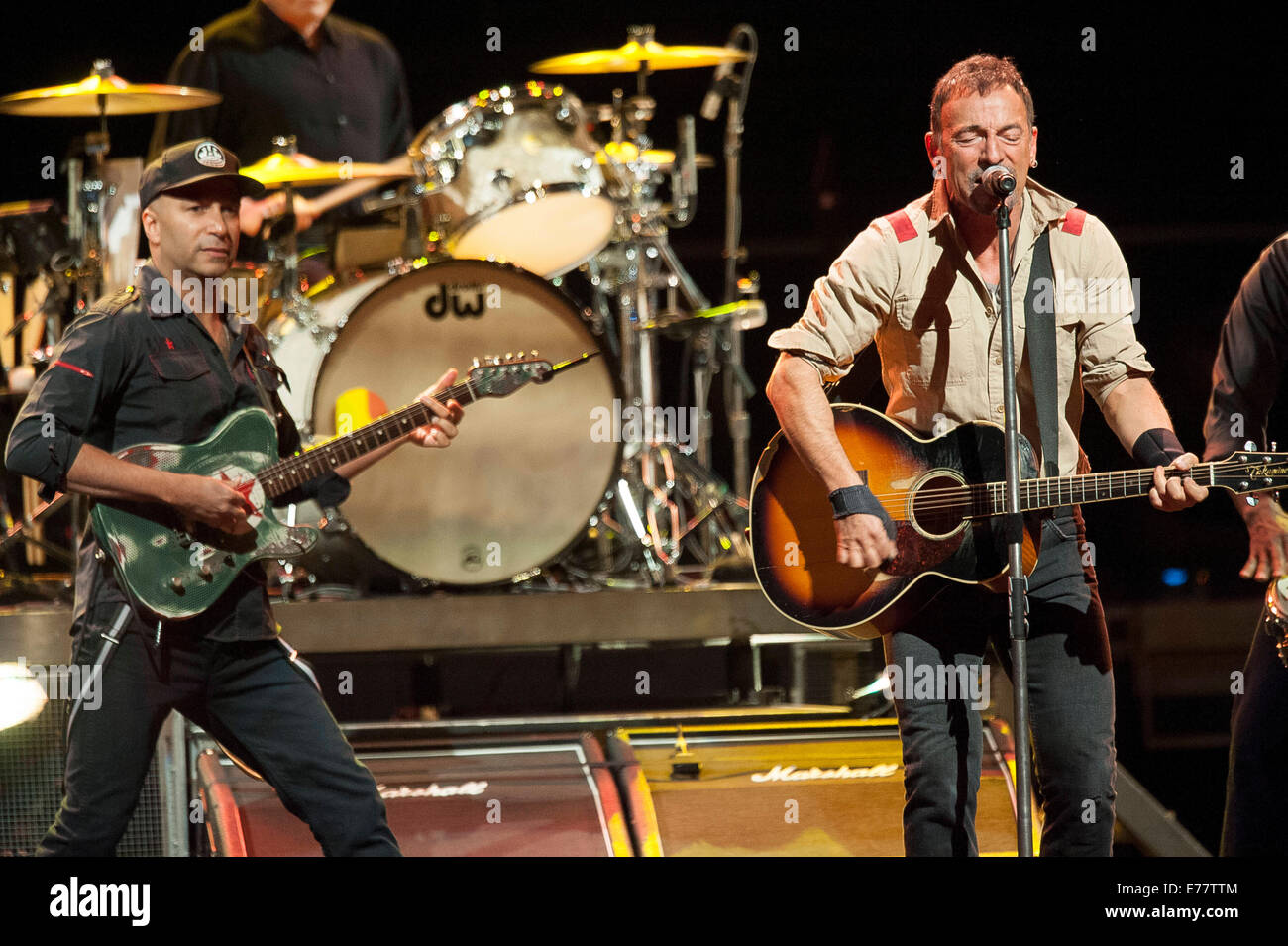 Bruce springsteen and tom morello hi-res stock photography and images ...