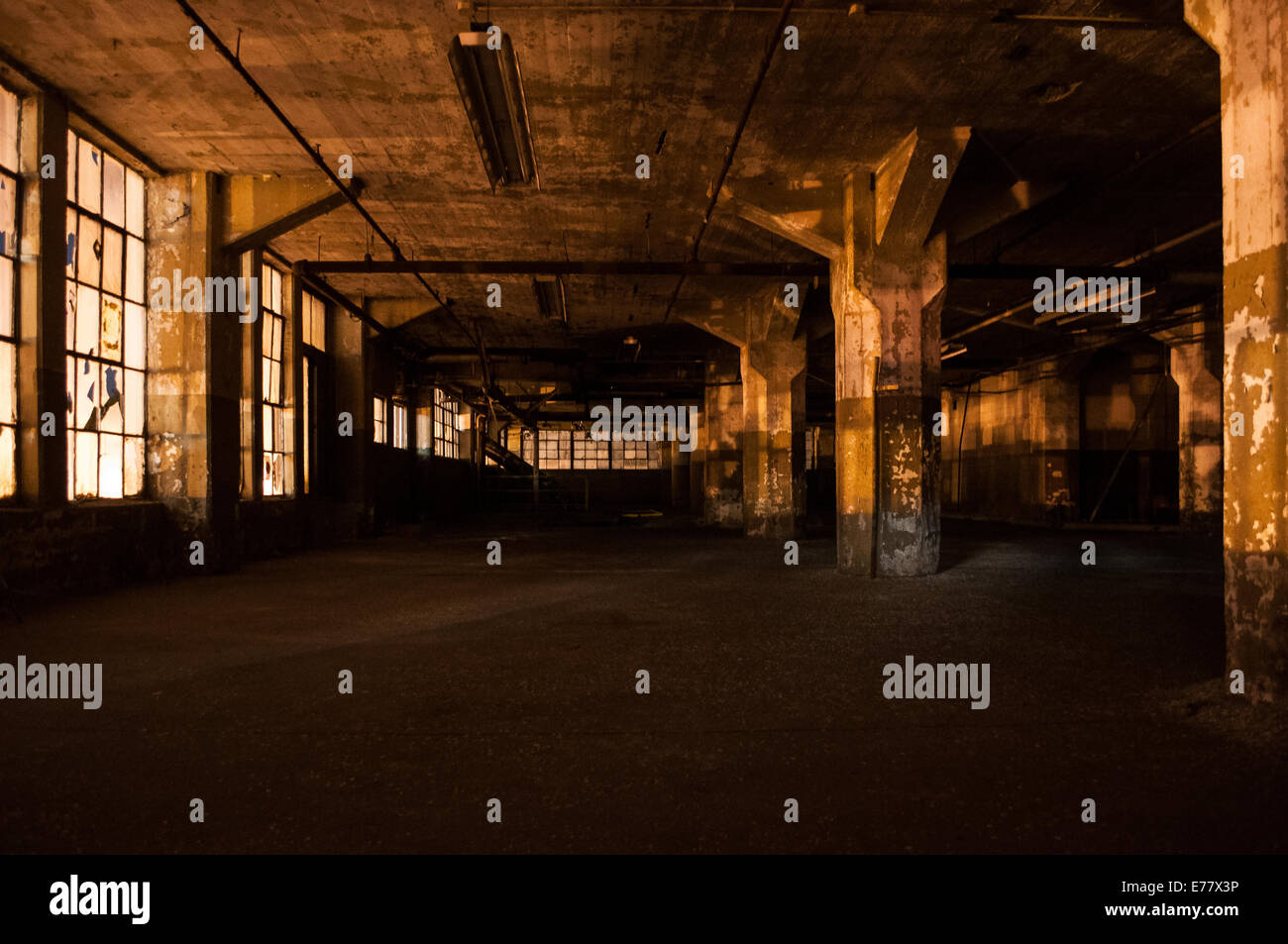 Abandoned warehouse hi-res stock photography and images - Alamy