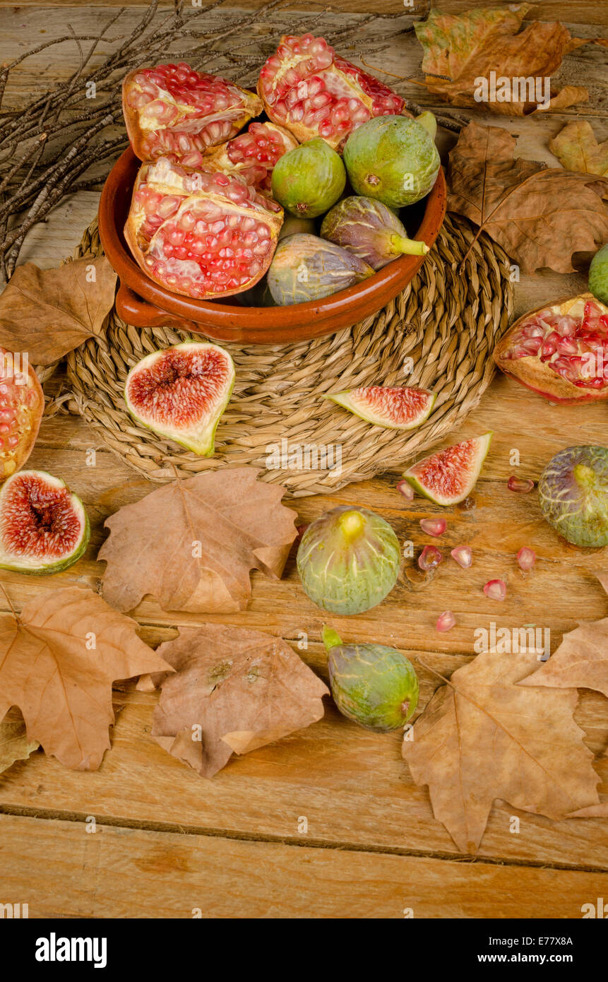 Still life with figs and pomegranates, autumnal produce Stock Photo - Alamy