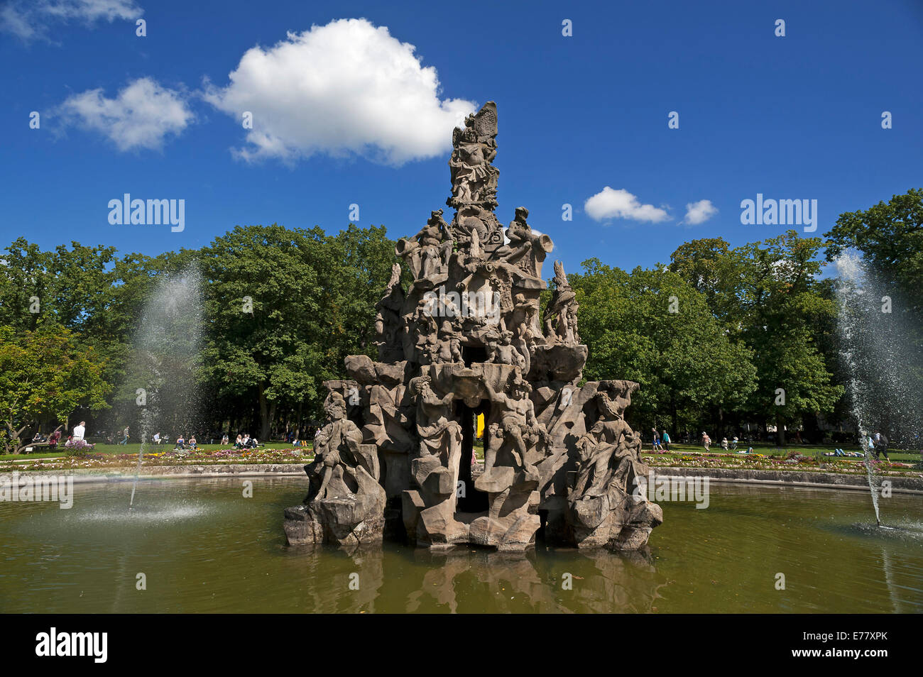 Huguenot fountain, created in 1706 by the Bayreuth court sculptor Elias ... Huguenot fountain, created in 1706 by the Bayreuth court sculptor Elias ...