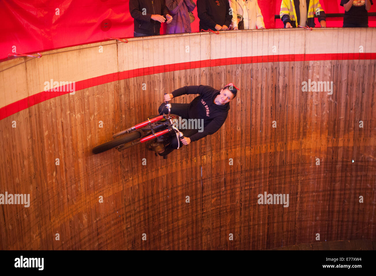 Cycle stunt circus hi-res stock photography and images - Alamy