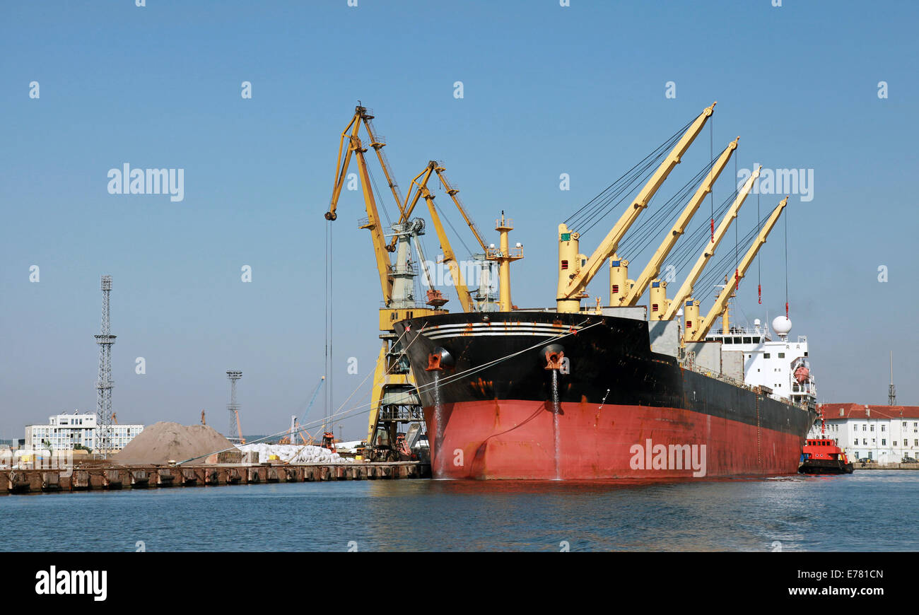 Cranes loading freighter cargo hi-res stock photography and images - Alamy