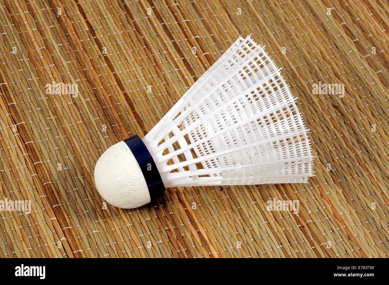 NYLON FEATHER SHUTTLE- Which Is Better For Playing, 45% OFF