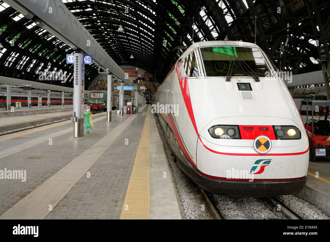 Italian railways Frecciabianca high speed train waiting at Milan ...