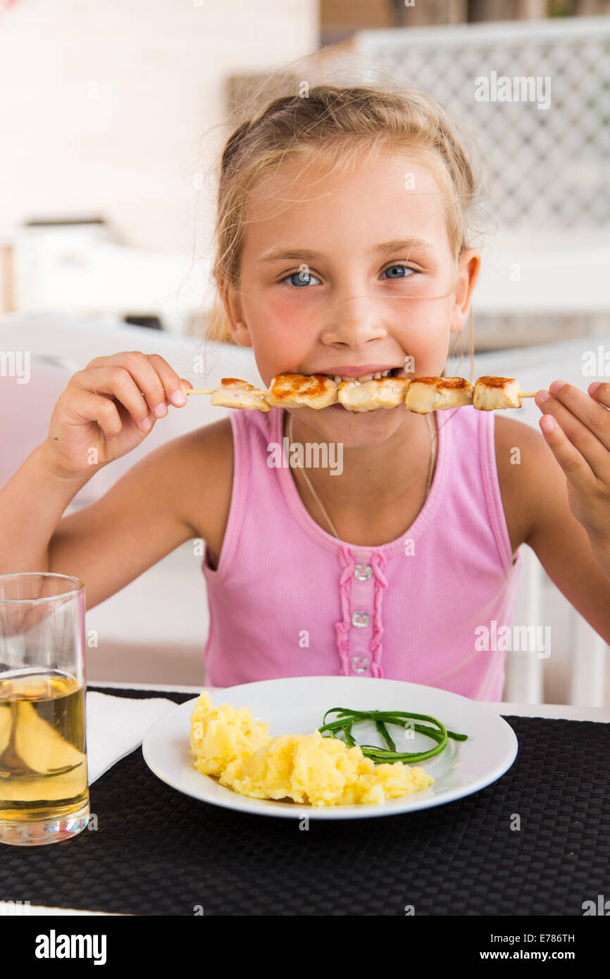 Cute girl eating lunch in outdoor cafe Stock Photo - Alamy