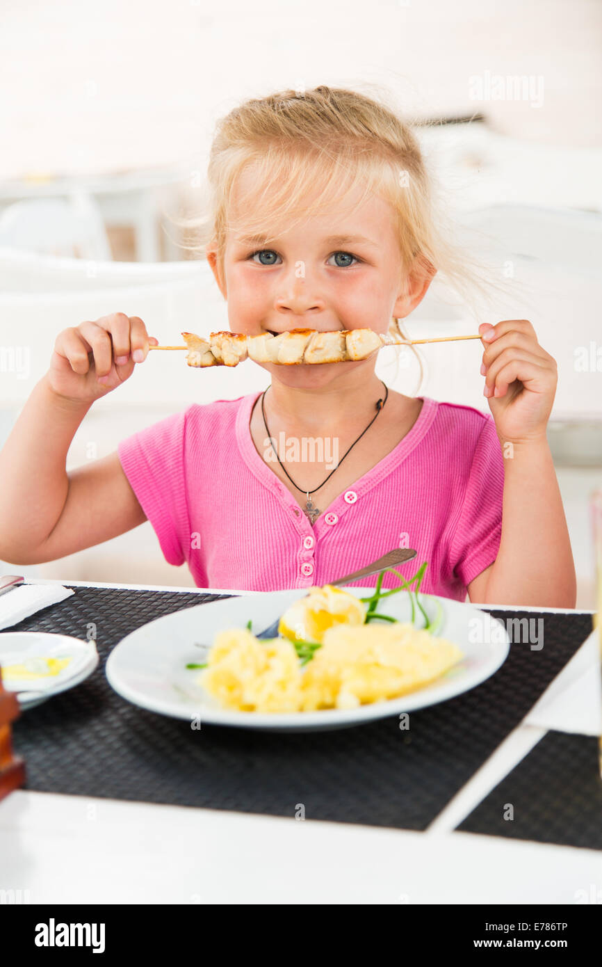 Cute girl eating lunch in outdoor cafe Stock Photo - Alamy