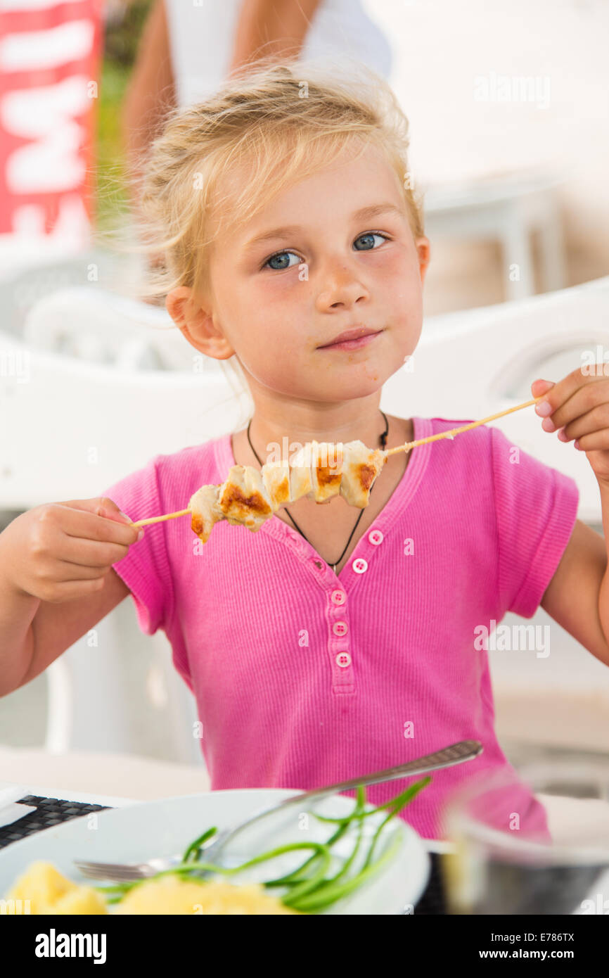 Cute girl eating lunch in outdoor cafe Stock Photo - Alamy