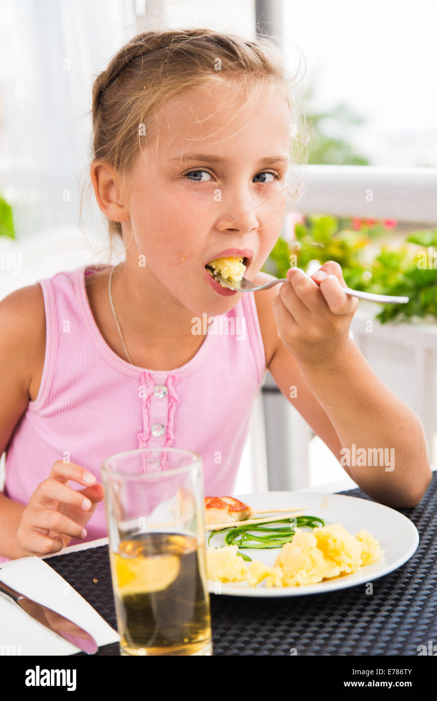 Cute girl eating lunch in outdoor cafe Stock Photo - Alamy