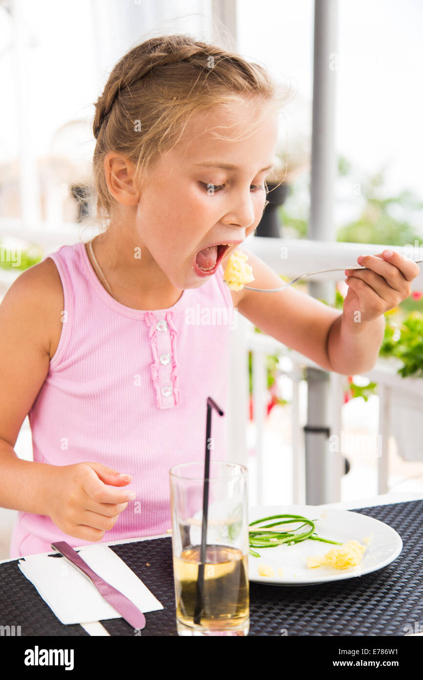 Cute girl eating lunch in outdoor cafe Stock Photo - Alamy