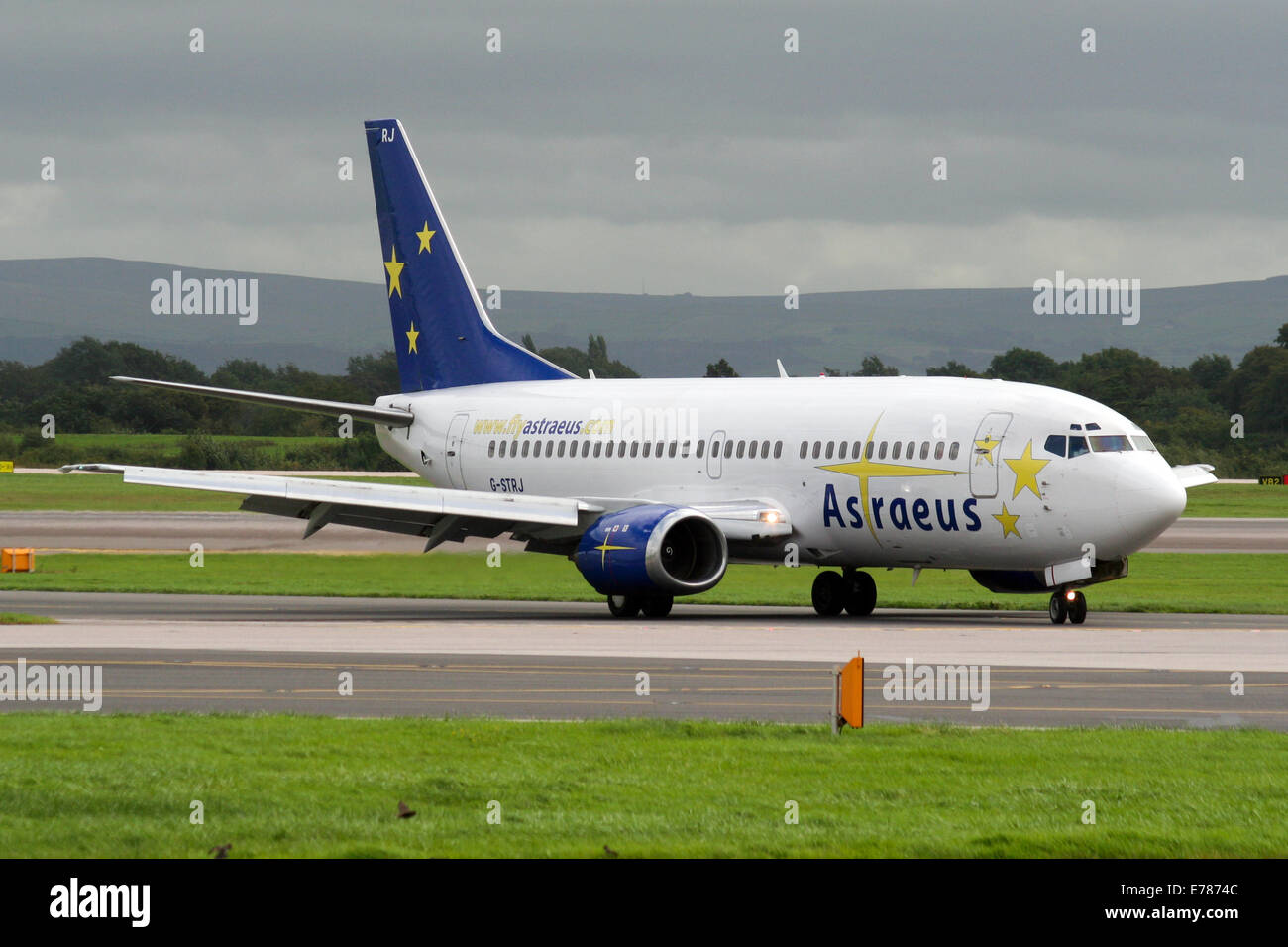 Boeing 737 at airport hi-res stock photography and images - Alamy