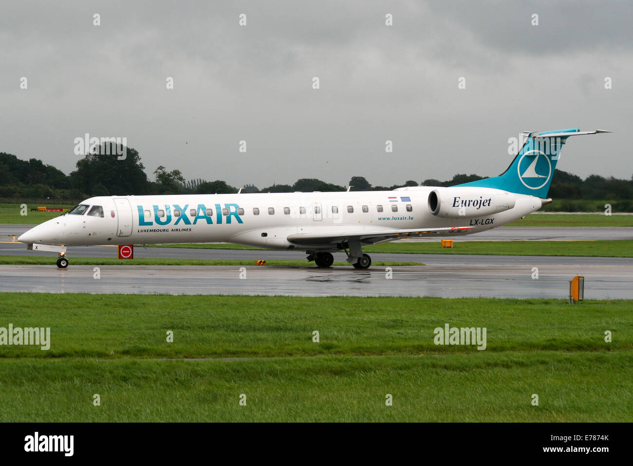 Embraer e145 hi-res stock photography and images - Alamy