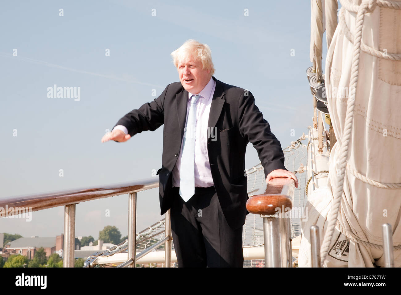 Mayor Boris Johnson stands at the front of Tenacious Stock Photo - Alamy