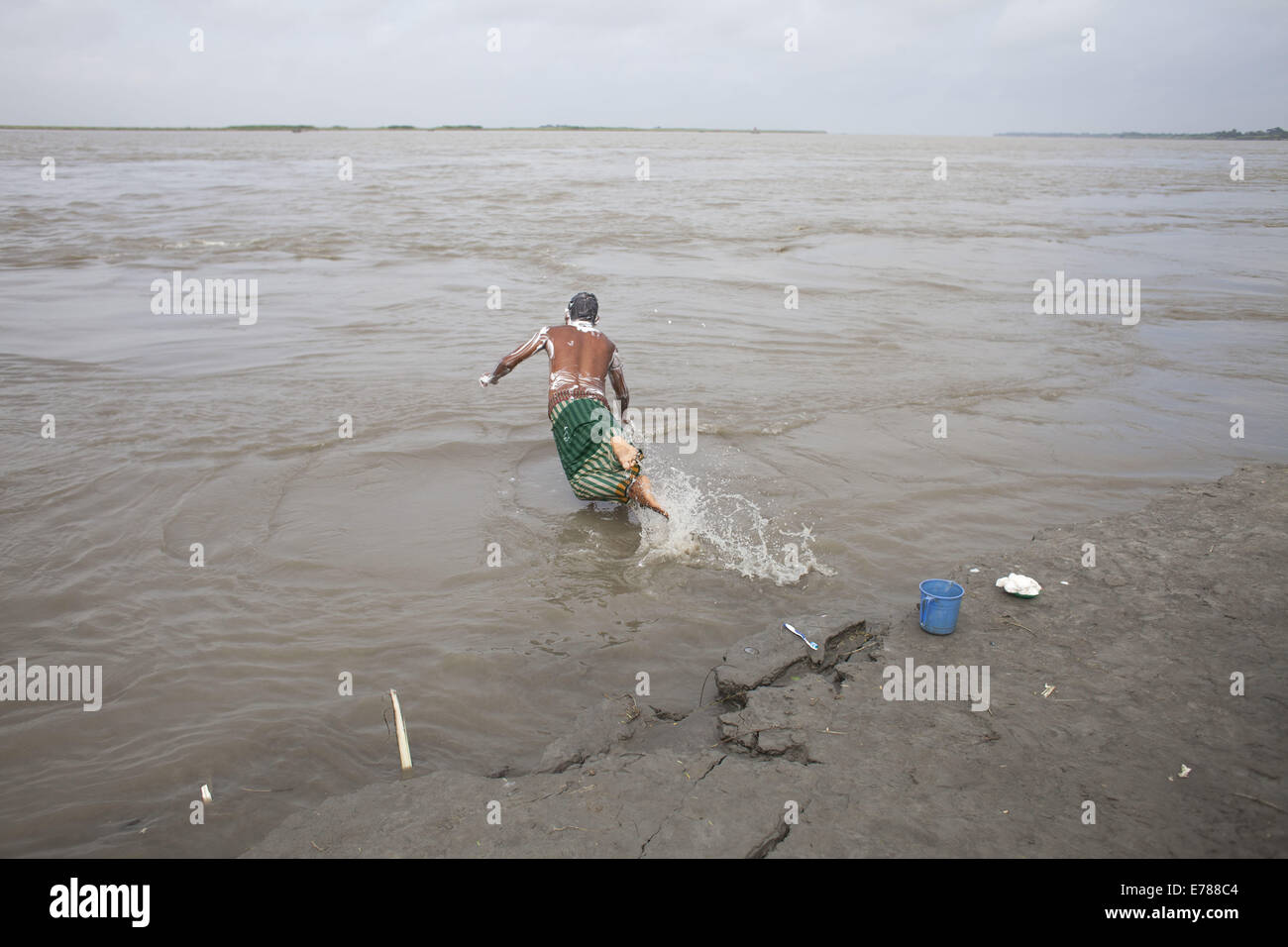 Munshigonj, Bangladesh. 9th Sep, 2014. People taking Bath in the river ...