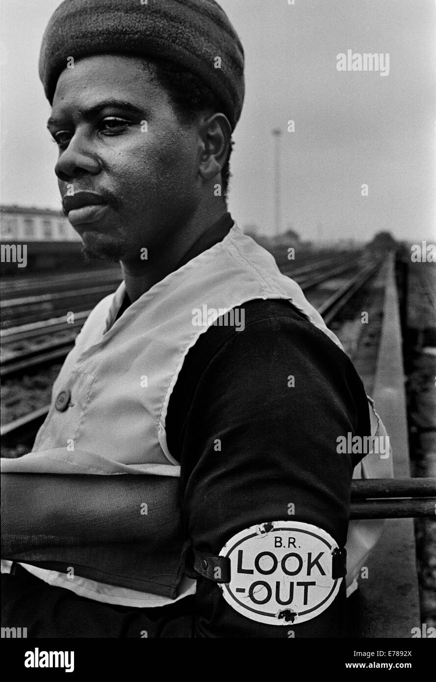 Rail worker uk lookout hi-res stock photography and images - Alamy