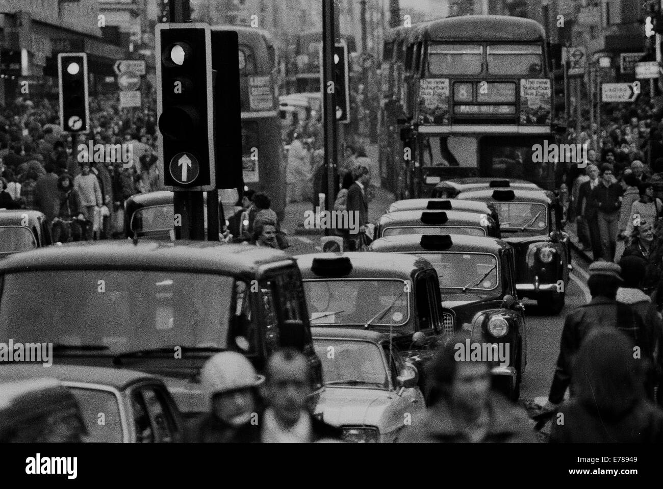 Crowded bus london hi-res stock photography and images - Alamy