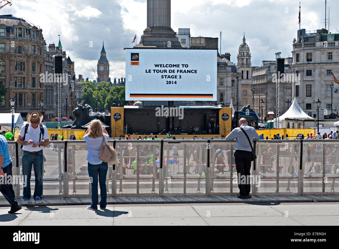 Large big screen display hi-res stock photography and images - Alamy