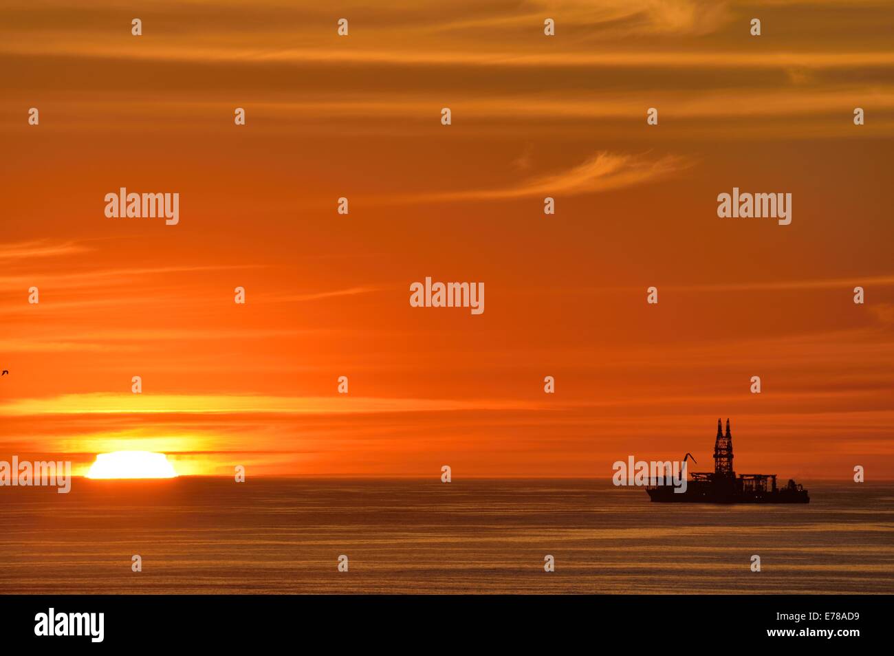 Ships on the horizon sunset hi-res stock photography and images - Alamy