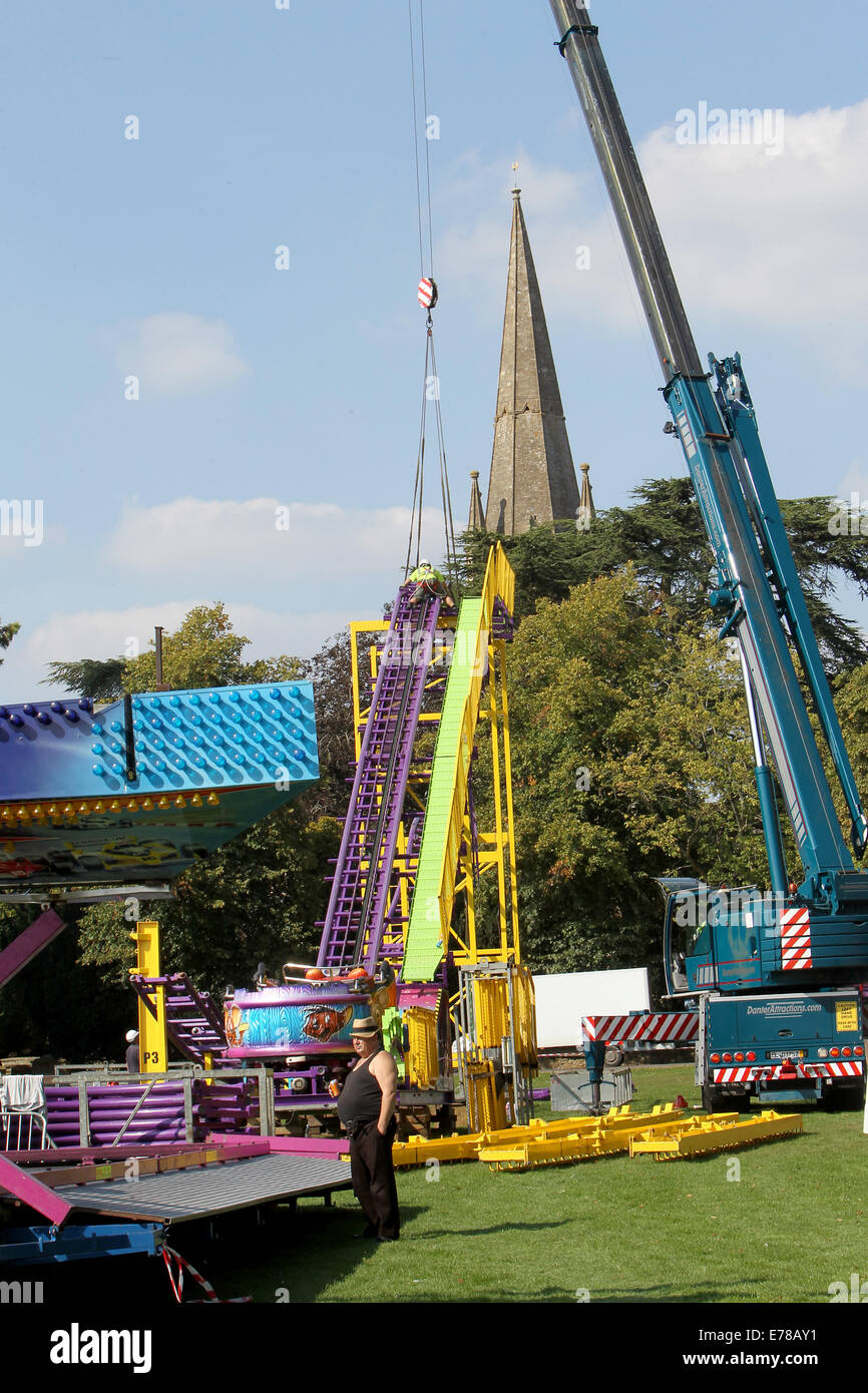 Witney, Oxfordshire, UK, 9th September 2014. Fairground workers use a ...