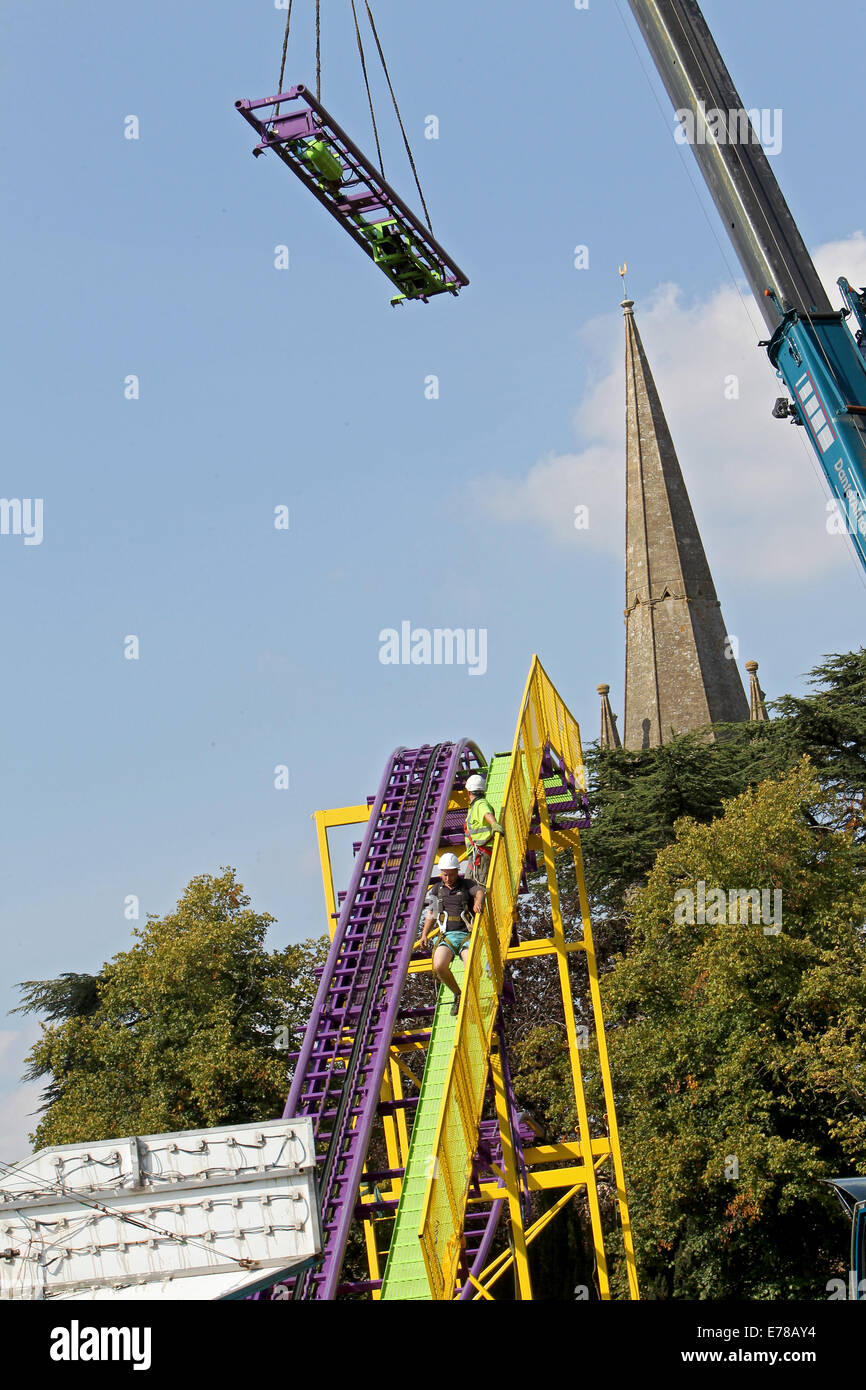 Witney, Oxfordshire, UK, 9th September 2014. Fairground workers use a ...