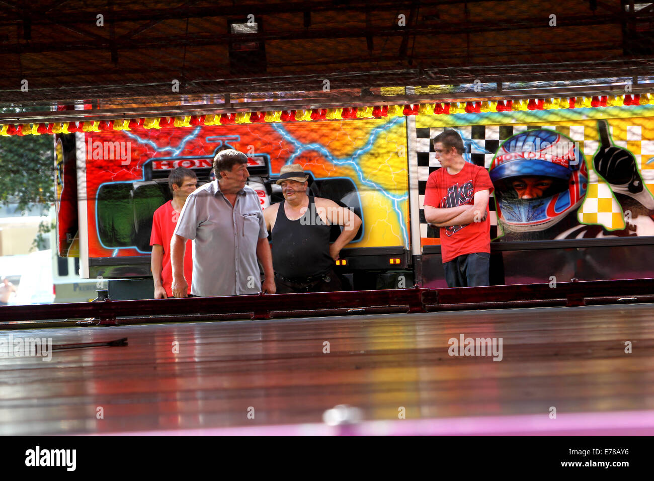Witney, Oxfordshire, UK, 9th September 2014. Fairground workers take a ...