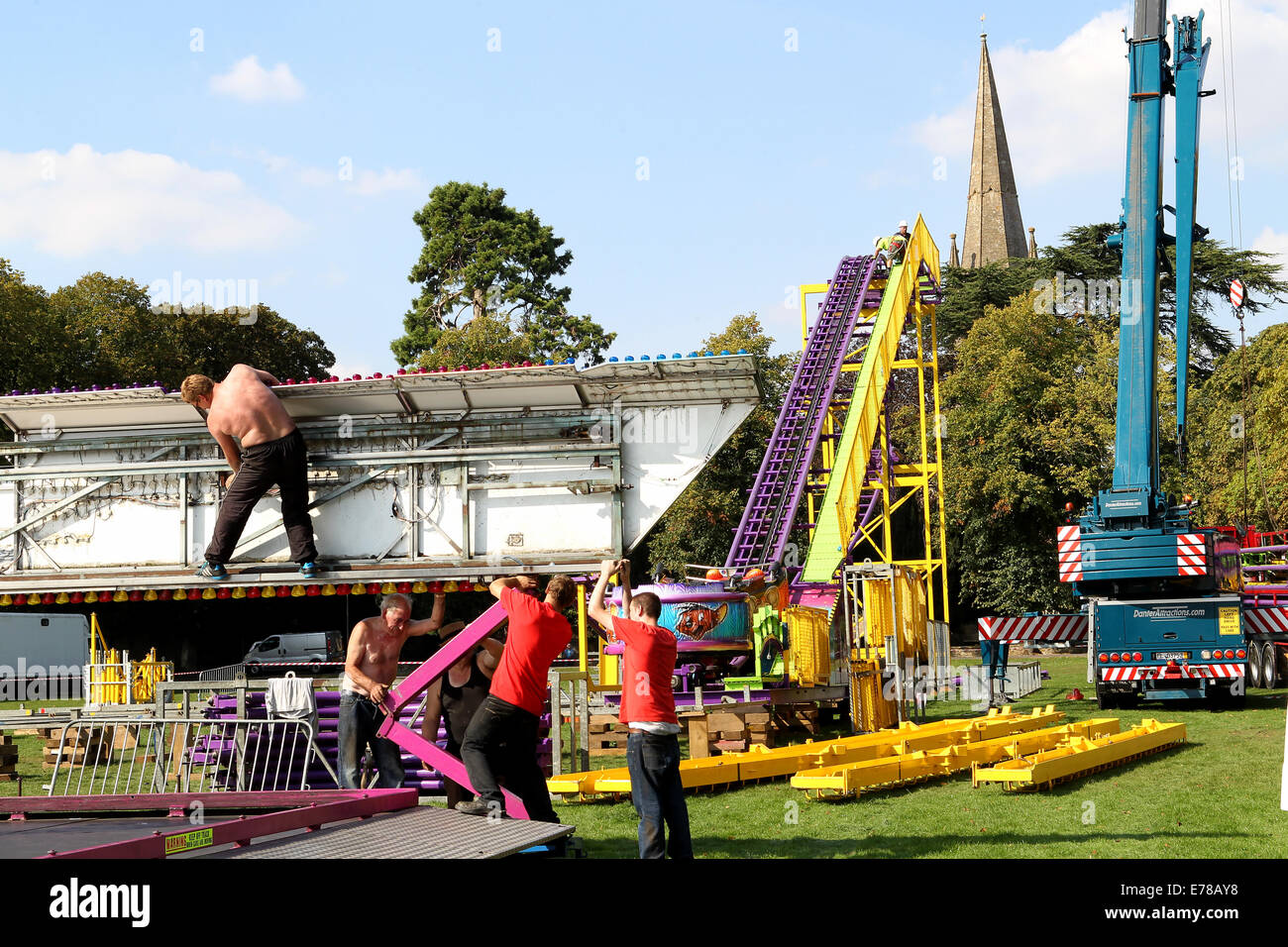 Witney, Oxfordshire, UK, 9th September 2014. Fairground workers set up ...