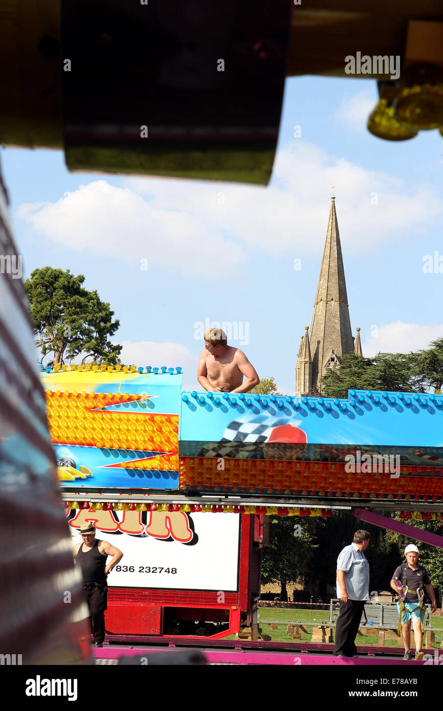 Witney, Oxfordshire, UK, 9th September 2014. Fairground workers set up ...