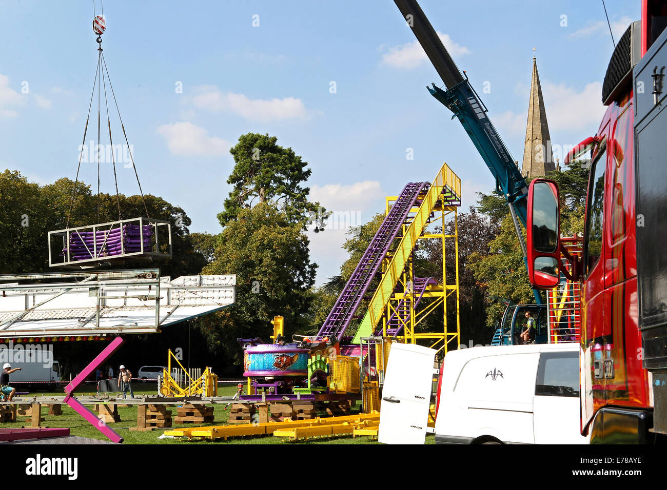 Witney, Oxfordshire, UK, 9th September 2014. Fairground workers use a ...