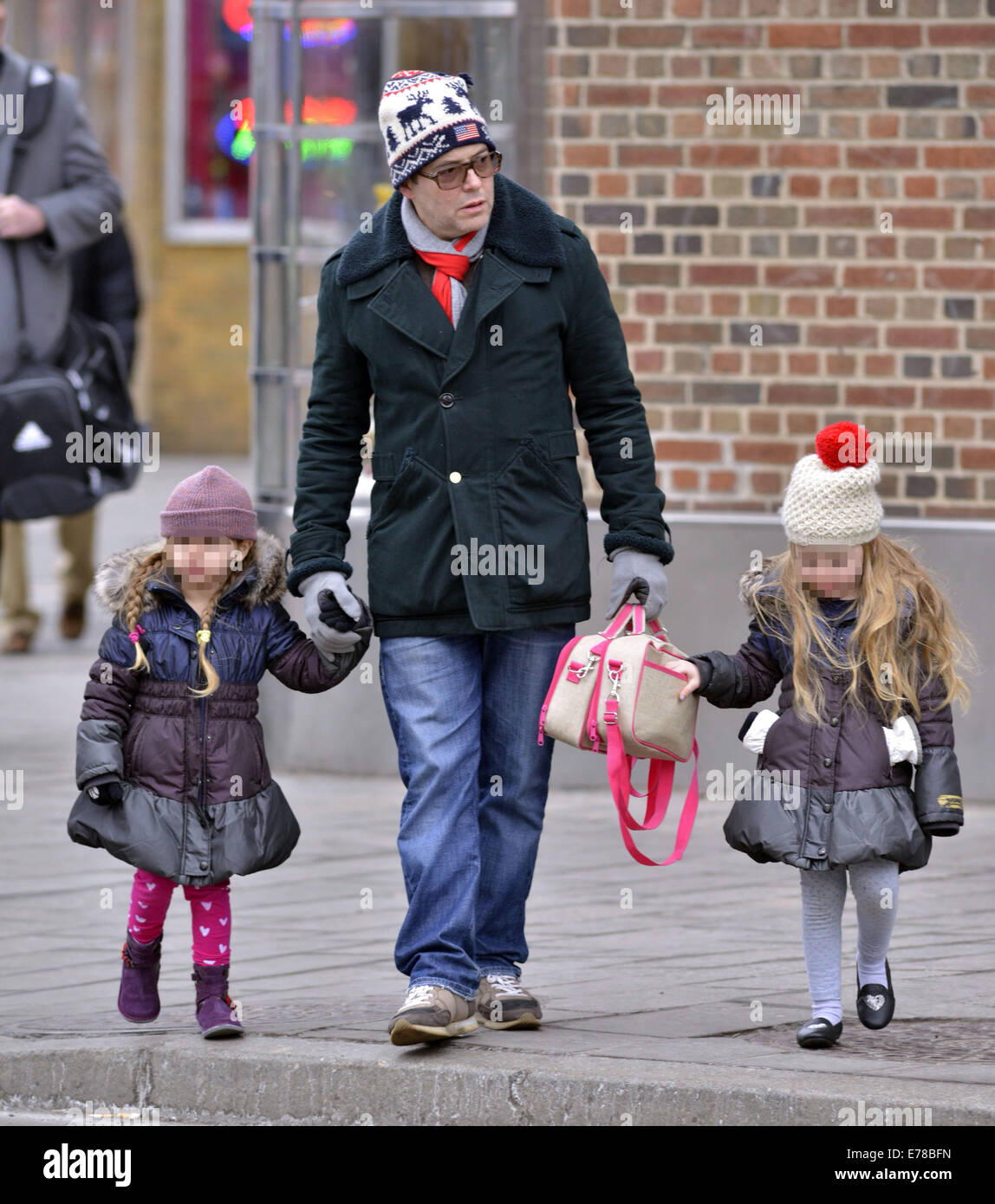 Matthew Broderick taking daughters Marion and Tabitha to school ...